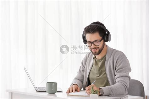 青年男子使用笔记本电脑高清图片下载 正版图片503980808 摄图网