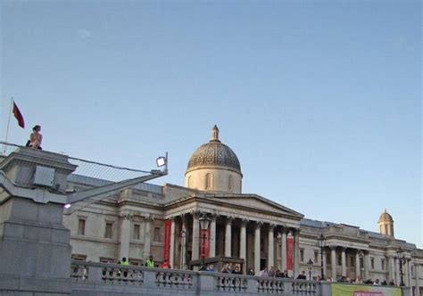 Голая девушка на площади в Лондоне 7 фото