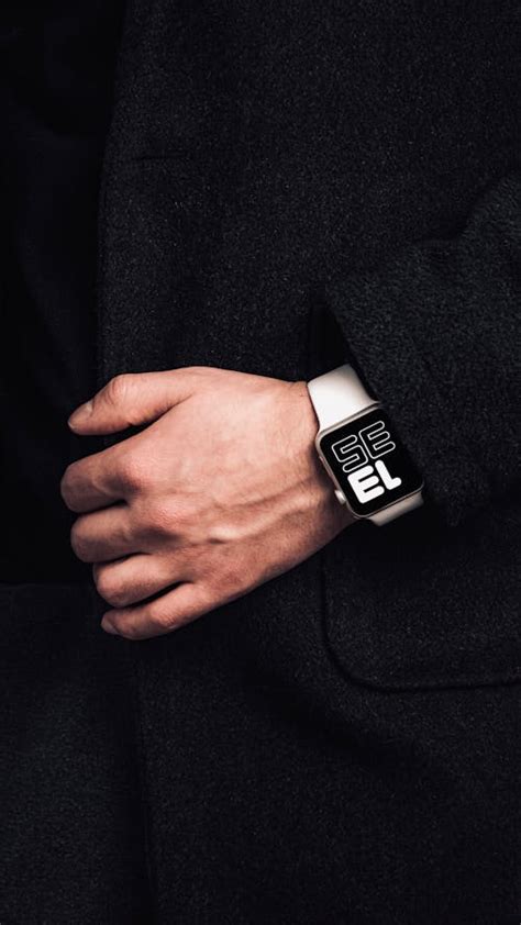 가전제품 검은색 배경 기계 남자 만지다 무선 사람 손 손가락 손목 손목 시계 손목밴드 숙녀 시간 시간
