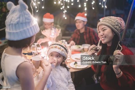 아시아 중국 가족과 친구 크리스마스 저녁 식사 파티 집 의 앞 마당에서 수집 Woith 산타 모자와 문자열 빛에 의해 조명 가정 생활에 대한 스톡 사진 및 기타 이미지