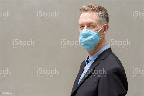 코로나 바이러스 발병으로부터 보호하기 위한 마스크를 가진 성숙한 사업가의 프로필 보기 55 59세에 대한 스톡 사진 및 기타