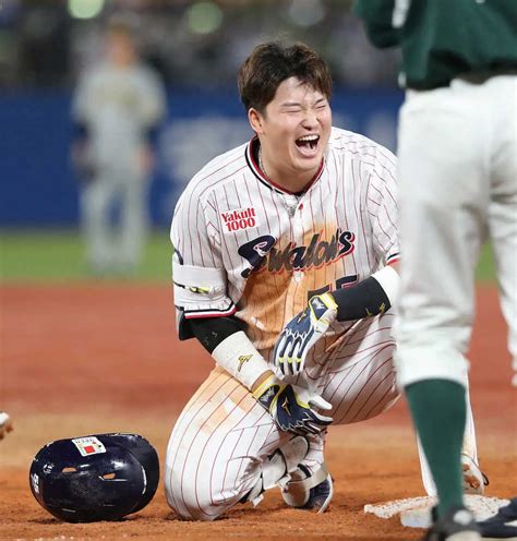 7回、村上の投ゴロを浜地が一塁へ悪送球、満塁の走者一掃の逆転打となり苦笑い（撮影・村上 大輔） ― スポニチ Sponichi Annex 野球