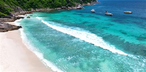 白い砂浜の背景に波の水を持つ熱帯の夏の島の空撮 しぶきを上げるのストックフォトや画像を多数ご用意 しぶきを上げる ウェブバナー