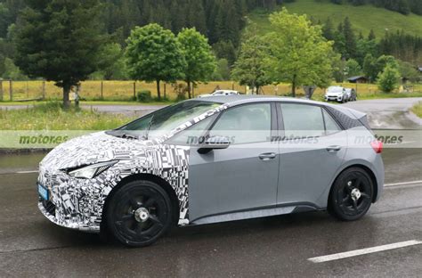 El CUPRA Born Facelift vuelve a ser espiado en los Alpes el compacto eléctrico español se