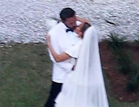 Jennifer Lopez e Ben Affleck dão beijão em novas fotos da segunda cerimônia de casamento Quem