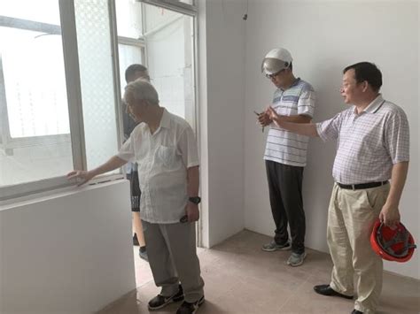 创办人陈引亮深入宿舍改造施工现场指导工作