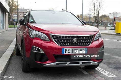 거리에 주차 된 빨간색 푸조 3008 Suv의 전면 보기 Peugeot에 대한 스톡 사진 및 기타 이미지 Peugeot