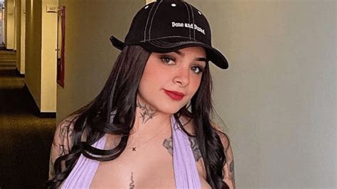 Karely Ruiz deslumbra en mini vestido azul al estilo Aleida Núñez