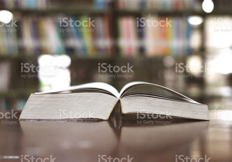 교육도 서 도서관 지식 학습과 교육에 대 한 테이블 연구에 개념에 대한 스톡 사진 및 기타 이미지 개념 개념과 주제 공부 Istock