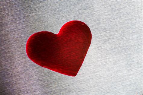 레드 심장의 형태로 떨어진다 메탈 릭 블루 표면 발렌타인의 날 광물질에 대한 스톡 사진 및 기타 이미지 광물질 금속