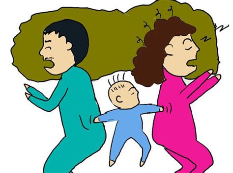 一家三口10种睡姿，能透露孩子更爱爸爸还是妈妈
