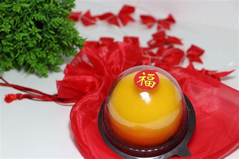 중국어 언어 블 리스 오렌지 케이크 빨간 패브릭 가방에 그리고 초점 빨간 리본에 밖으로 막대기와 흰색 바닥에 녹색 잎 가방에 대한 스톡 사진 및 기타 이미지 Istock