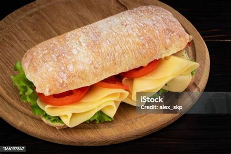 나무 판에 양상추 프로슈토 치즈를 곁들인 시아바타 샌드위치 고기에 대한 스톡 사진 및 기타 이미지 고기 모차렐라 미식가 Istock