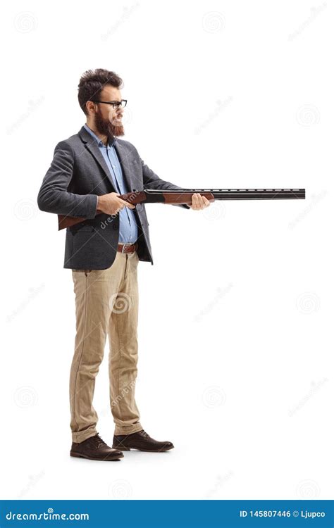 Mann Der Mit Einer Schrotflinte Zielt Stockfoto Bild von bärtig