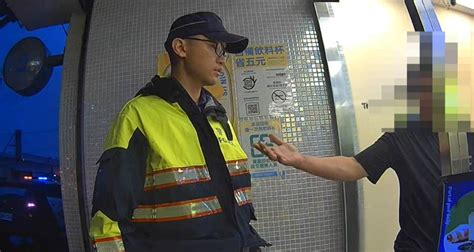 酒醉男拿自身排泄物直逼員警，並口出髒話辱罵員警