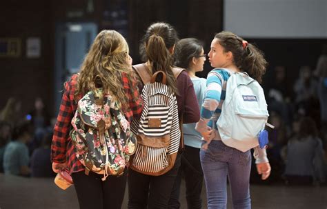 La Dérive Tranquille De La Classe Ordinaire Le Devoir
