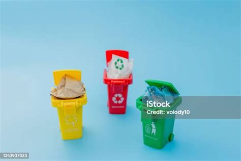 파란색 배경에 재활용 기호가 있는 노란색 녹색 및 빨간색 재활용 쓰레기통 도시를 깔끔하게 유지 재활용 기호를 떠난다 자연 보호 개념 감소에 대한 스톡 사진 및 기타 이미지