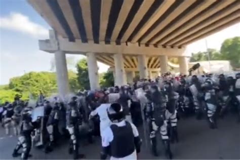 Miles De Migrantes Salen Desde Chiapas Hacia La CDMX Y Derriban Cerco
