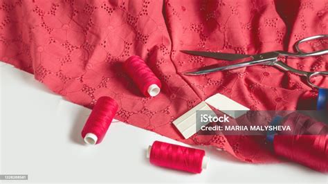크리에이티브 바느질 배경 상단 보기 흰색 배경 테이블에 다양한 바느질 도구 분필 가위 패턴 빨간 직물 스레드 및 핀의 컬렉션 0명에 대한 스톡 사진 및 기타 이미지 Istock