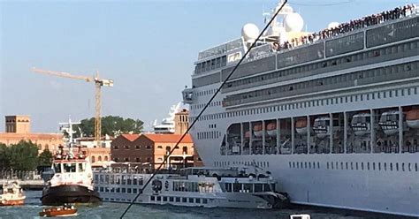 VIDEO Kreuzfahrtschiff Rammt Touristenboot