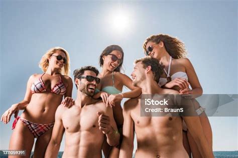 晴れた空に対して話している若い幸せな友人 エジプトのストックフォトや画像を多数ご用意 エジプト カラー画像 コミュニケーション