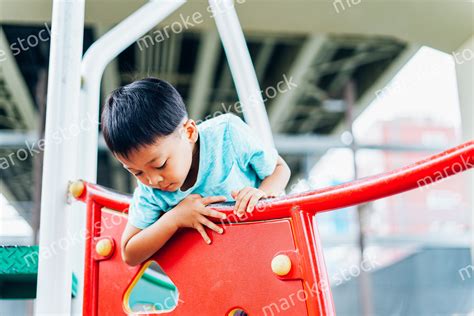 遊具で遊ぶ小さな男の子 Maroke Stock｜写真素材をフォトグラファーから直接購入できるストックフォトサイト