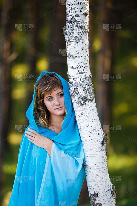 穿着纱丽的迷人年轻女孩的肖像