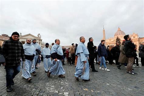 Les Fidèles Affluent à Saint Pierre De Rome Pour Se Rendre Auprès De La