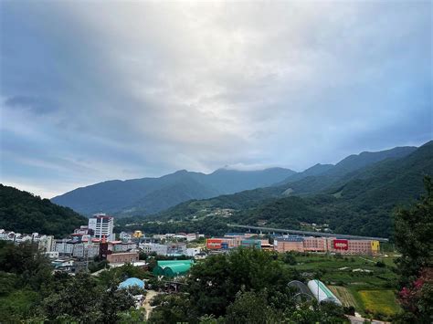 붓 들고 서있는 필봉이요 곰의 전설 웅석봉이라