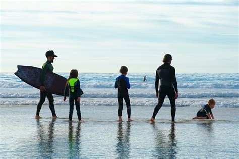 아버지 또는 강사는 바다에서 서핑 하는 방법을 작은 아이를 가르치고 있다 2명에 대한 스톡 사진 및 기타 이미지 2명 강사 건강한 생활방식 Istock