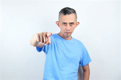 캐주얼 한 옷을 입은 아시아 남자는 단서가없고 두 팔을 벌리고 아무 생각도없고 의심스러운 얼굴로 혼란스러워합니다 40 44세에