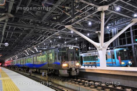 あいの風とやま鉄道IRいしかわ鉄道夜の521系あいの風とやま鉄道線富山駅の写真素材 216619743 イメージマート