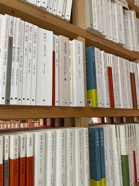 지식을만드는지식 지만지 책에서 세상이 흑과 백으로 나뉘어 있지 않음을 배웁니다 오히려 흑과 백