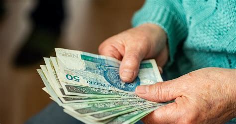 Ci emeryci mogą skorzystać Dodatek za szkodliwe warunki Biznes w