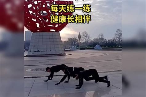 大爷大妈广场这样练习鳄鱼爬健身提升免疫力对肩周炎有改善