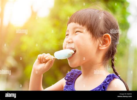 Glückliche Kleine Mädchen Essen Eis Am Stiel Im Sommer Mit