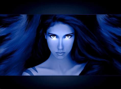 Обои на рабочий стол Девушка с синими волосами со светящимися глазами обои для рабочего стола