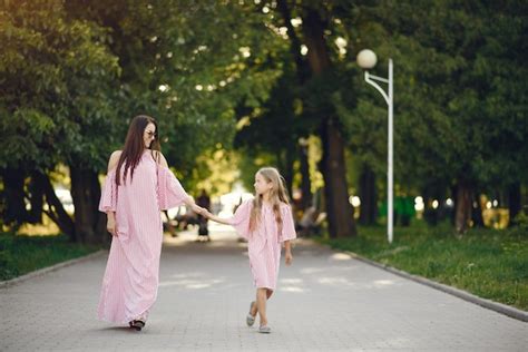Madre Con Hija Jugando En Un Parque De Verano Foto Gratis