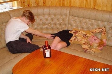 Парень трахнул пьяную даму Pic