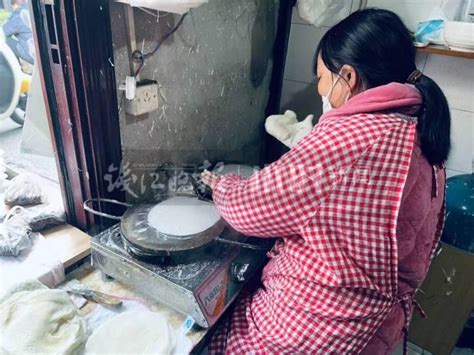 小店烟火“老顾客一下买走12斤”，杭州老巷深处春饼小店熬过最难时光，一天天好起来