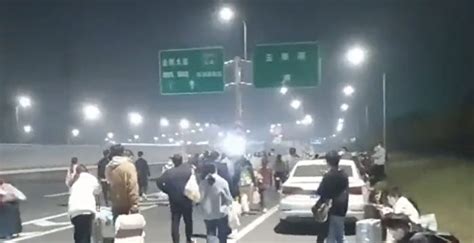 【一线采访】抗封控 郑州富士康员工大逃离 鸿海集团 封控管制 新冠疫情 大纪元