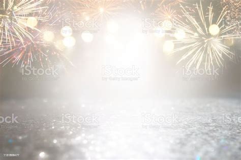 불꽃 놀이와 추상 금과 은색 반짝이 배경입니다 크리스마스 이브 7 월 4 일 휴일 컨셉 2019년에 대한 스톡 사진 및 기타