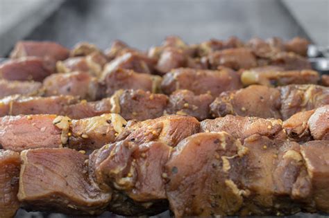뜨거운 석탄 위에 꼬치에 맛있는 돼지 고기 또는 송아지 꼬치 0명에 대한 스톡 사진 및 기타 이미지 0명 고기 구이