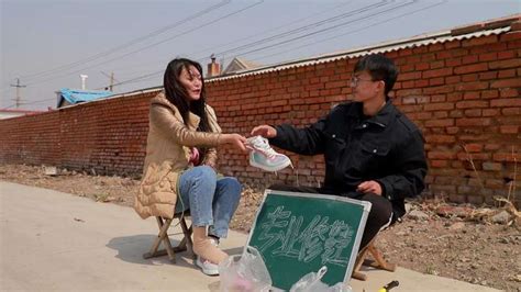 美女买钉子遇到修鞋匠，100块钱买2个钉子，太逗了搞笑幽默短剧好看视频