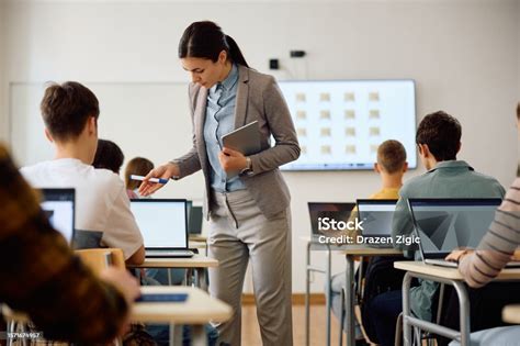 고등학교 교사는 교실에서 컴퓨터 수업 중에 학생에게 E러닝을 돕습니다 고등학교에 대한 스톡 사진 및 기타 이미지 고등학교