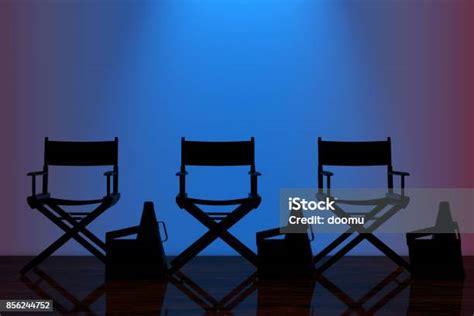 감독의 자 영화 추 고 벽 앞 블루 백라이트와 함께 착용 3 차원 렌더링 감독에 대한 스톡 사진 및 기타 이미지 감독 어두운 색 의자 Istock