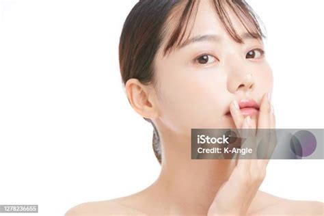 白い背景に若いアジアの女性の美の肖像画 1人のストックフォトや画像を多数ご用意 1人 20代 30代 Istock