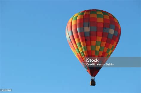 플래노 텍사스에서 플라노 풍선 축제 동안 밝은 푸른 하늘에서 항해 다채로운 열기구 측면에 복사 공간이 있는 이미지입니다 플라노에