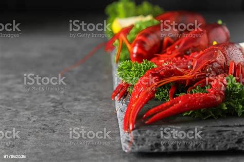 레몬과 파 슬 리와 함께 맛 있는 삶은 왕새우 클로즈업입니다 어두운 배경입니다 해산물 저녁 식사입니다 갈고리 발톱에 대한 스톡