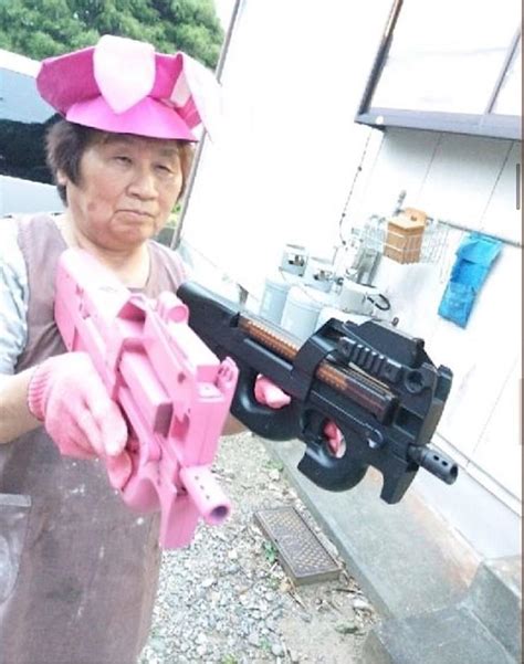 가슴에 피구공 2개가 있는 여성